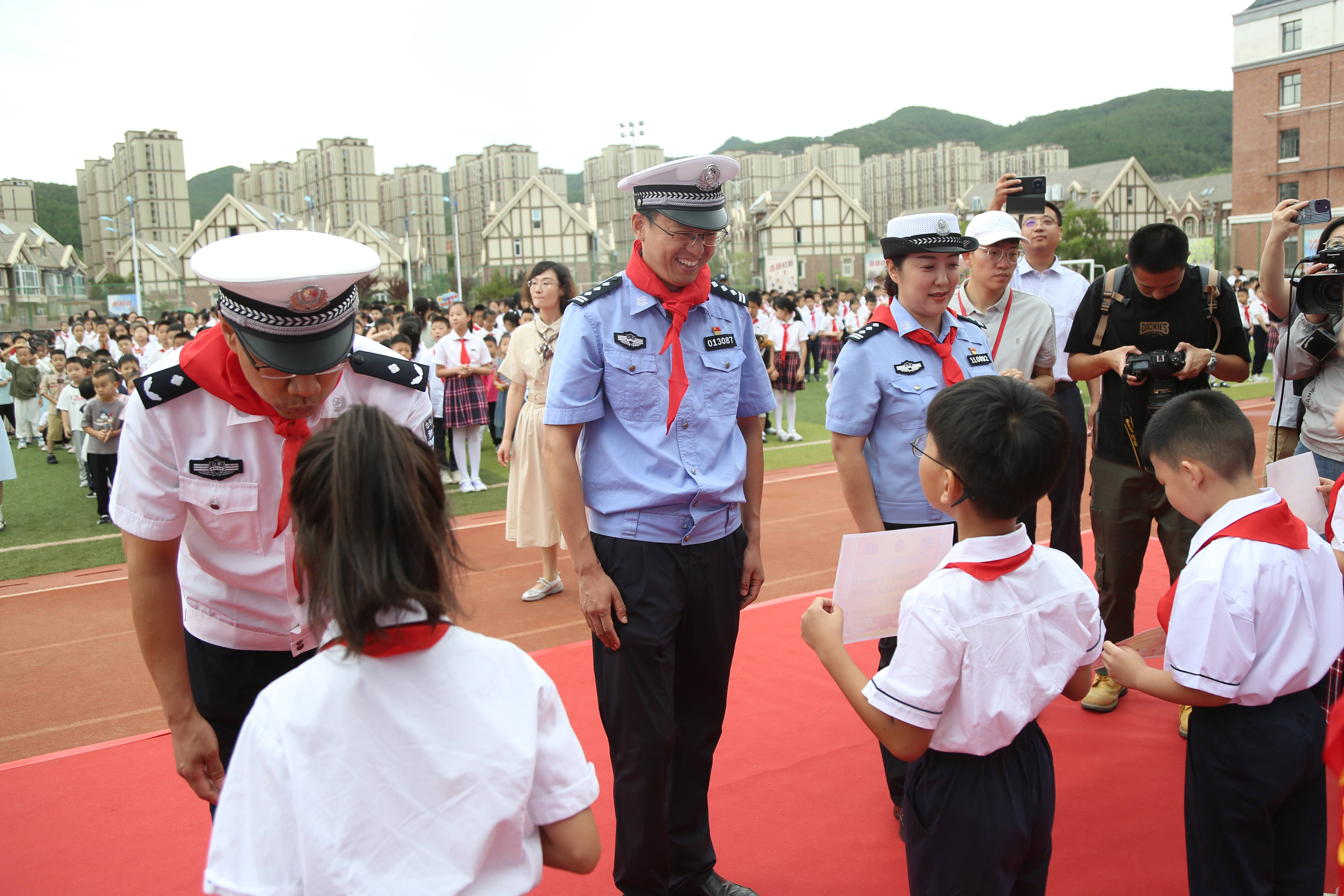 沉浸式学习交通安全 济南历下大队民警送出“守护版”开学第一课