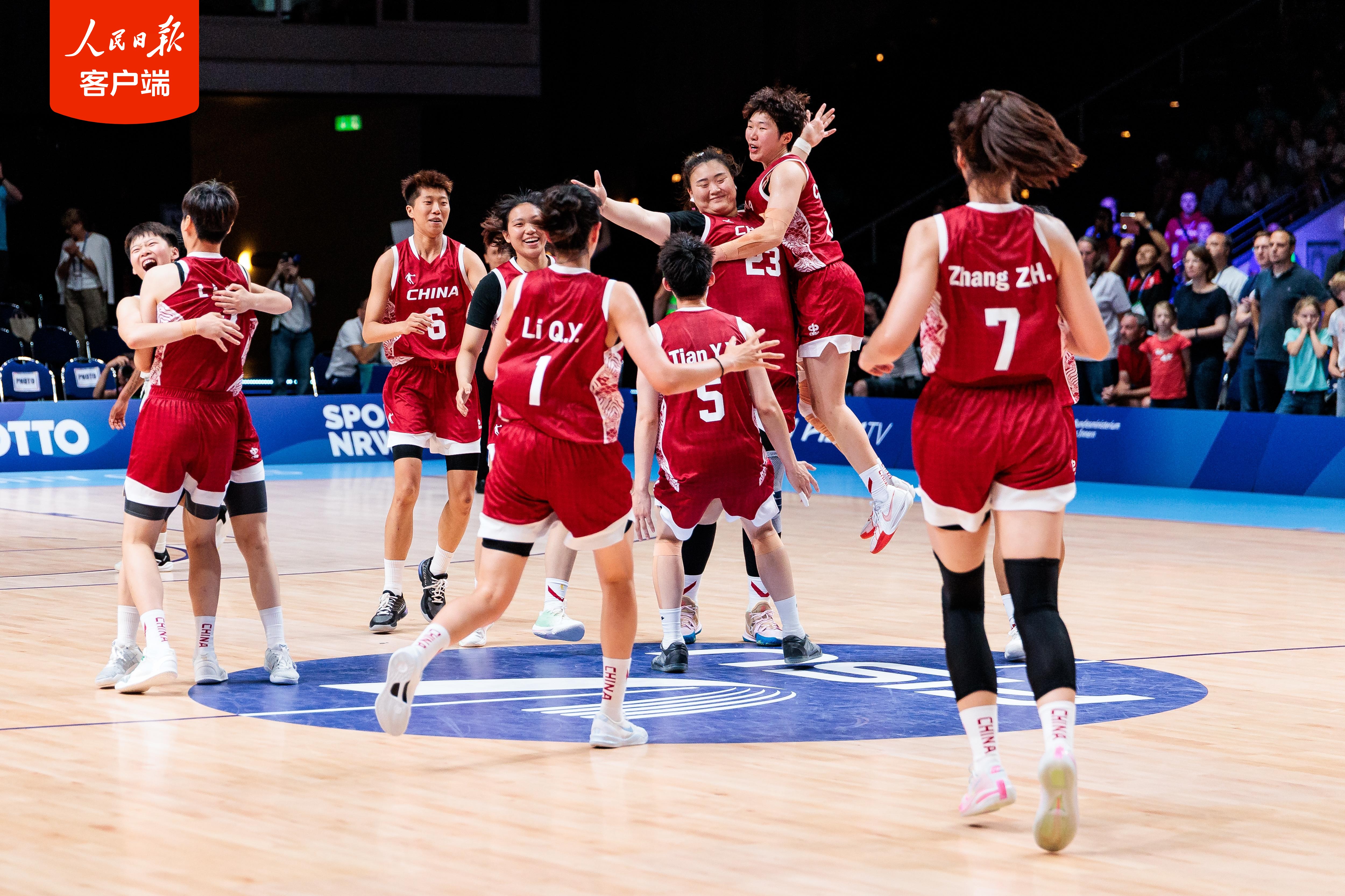 祝贺！中国女篮战胜美国队卫冕大运会冠军_人民日报