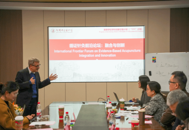 “循证医学之父”Gordon H. Guyatt 教授受聘成都中医药大学“杏林学者首席教授”_成都中医药大学官方号